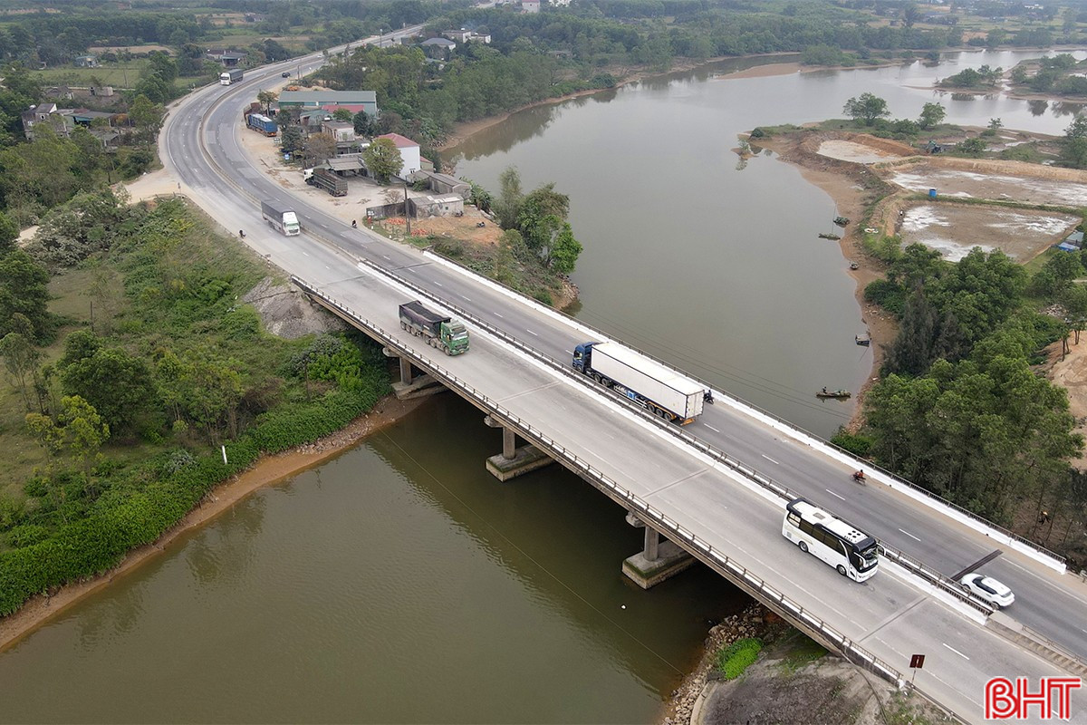 Vì sao phải dùng ván gỗ kê dưới mố cầu Rác ở Hà Tĩnh?
