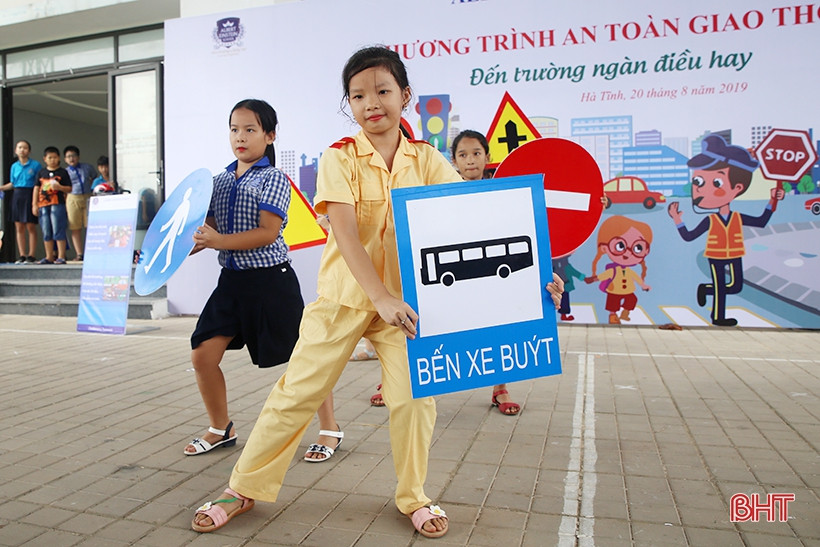 Học sinh Trường Albert Einstein rèn luyện kỹ năng tham gia giao thông ...