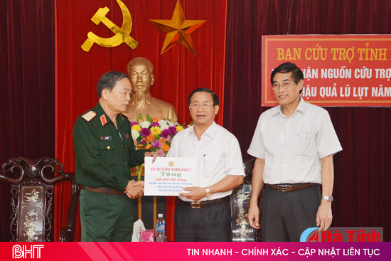 Bộ Tư lệnh QK7 trao quà cứu trợ cho người dân vùng lũ Hà Tĩnh