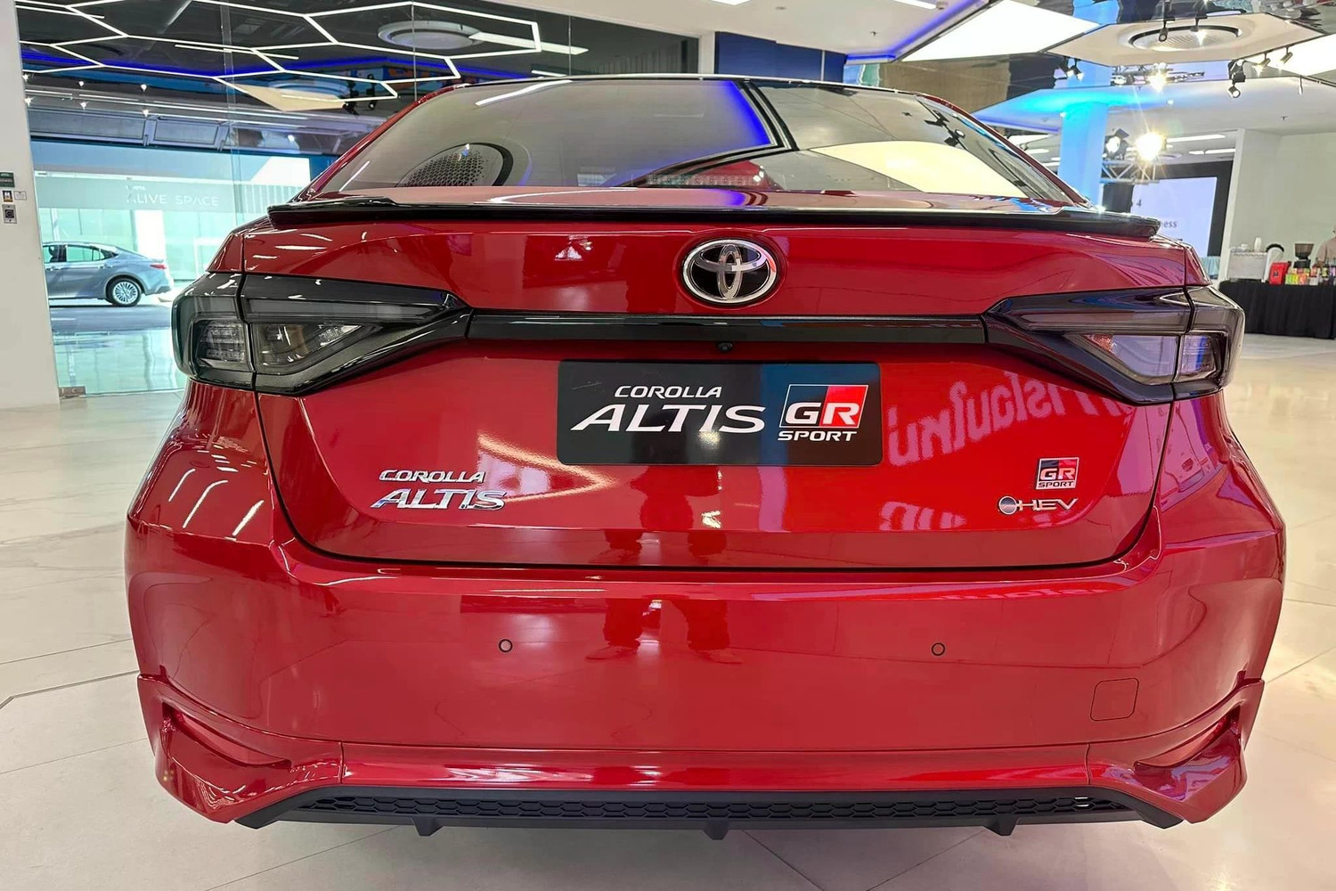 Cận cảnh Toyota Corolla Altis GR Sport 2025