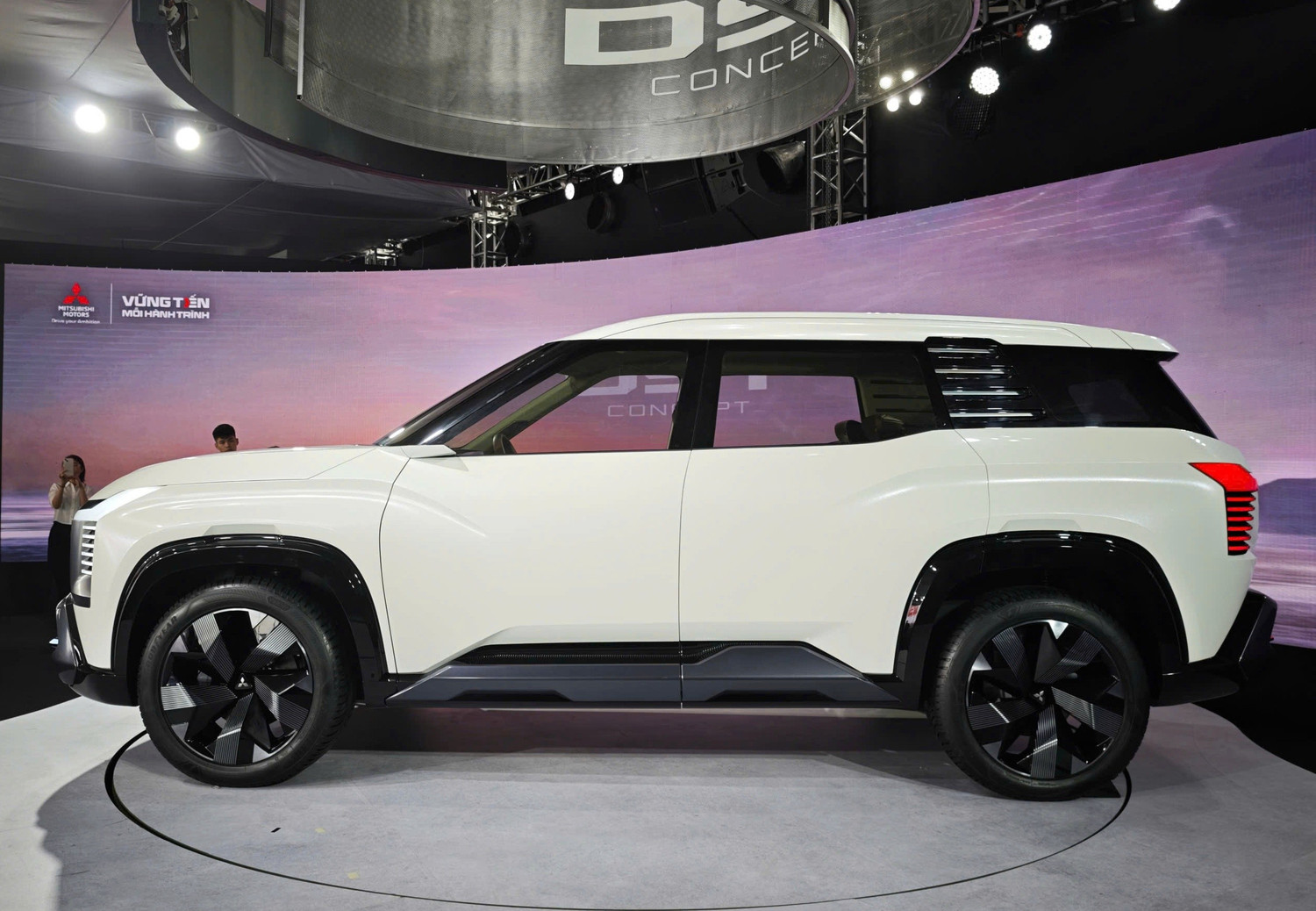 Cận cảnh Mitsubishi DST Concept, SUV 7 chỗ sắp ra mắt tại Việt Nam