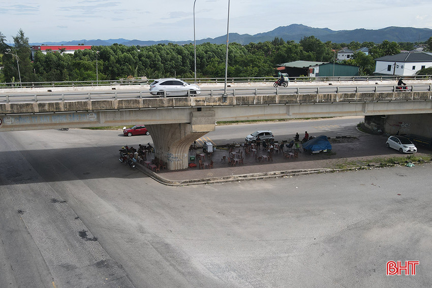 Biển quảng cáo "kẹp" biển báo giao thông trên QL1 tuyến tránh TP Hà ...